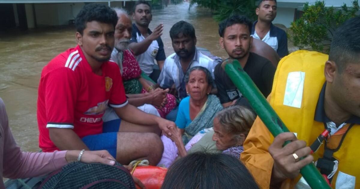 Kerala floods: Rescue workers use helicopters, boats to evacuate ...
