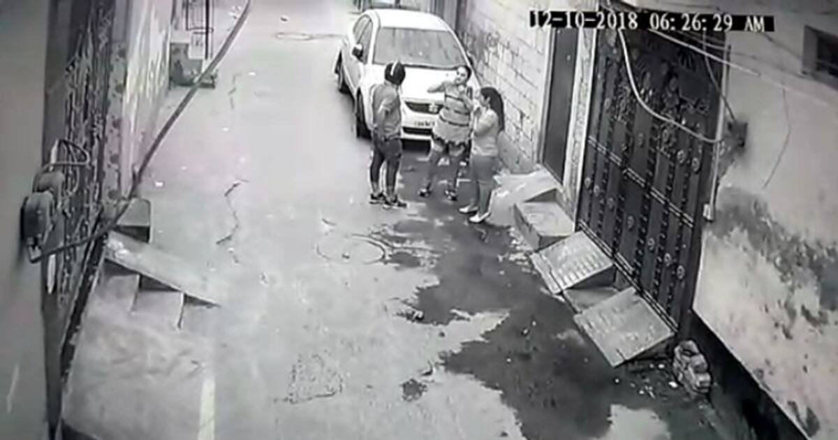 Delhi: Bike-borne goons attack women, rob them at gunpoint (Video)