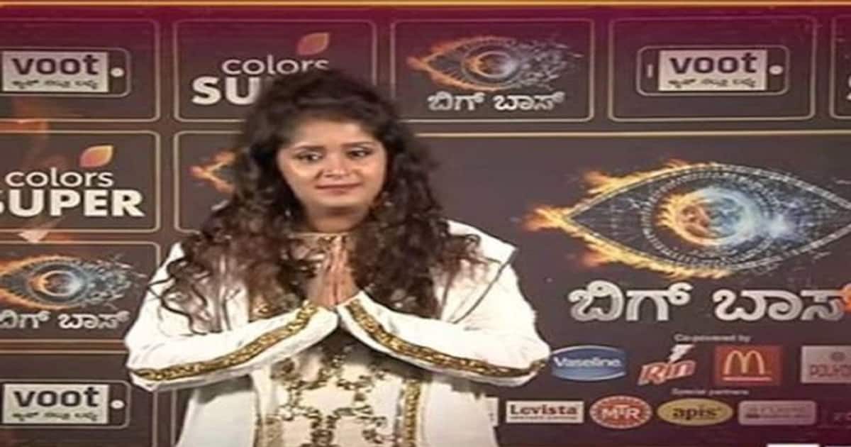 ಹೊಟ್ಟೆ ಕಿಚ್ಚಿನ ಕೋಳಿ, ವಿಷಸರ್ಪ- ಬನ್ನೇರುಘಟ್ಟದ ಪ್ರಾಣಿಗಳೆಲ್ಲ ರಶ್ಮಿ ಕೊರಳಲ್ಲಿ!