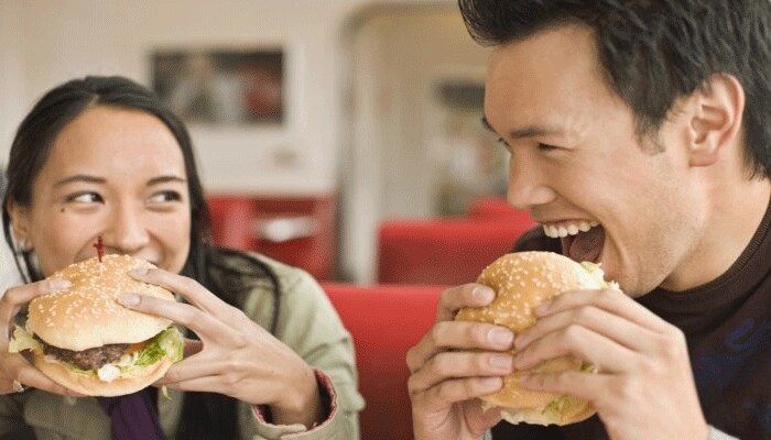 మన శరీరాలు జంక్ ఫుడ్ ను ఎందుకు కోరుకుంటాయో తెలుసా?