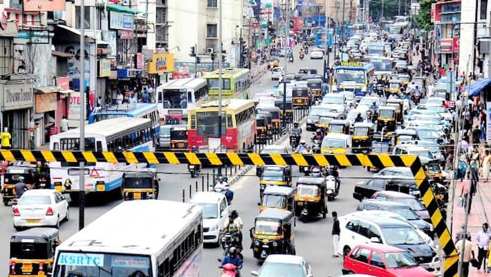 ഇത് പൊലീസ് ബുദ്ധിയല്ല, അതുക്കും മേലെ; എല്ലാം മുകളിലിരുന്ന് ഒരാളല്ല ...