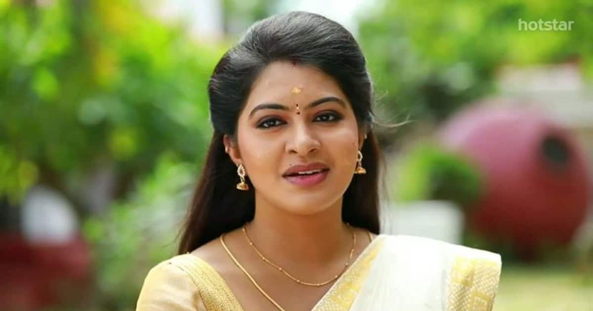 விஜய் டிவி சீரியலுக்கு வந்ததும்... விதவிதமான புடவையில் ரக்ஷிதா நடத்திய ...