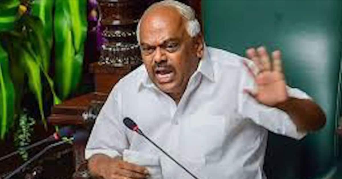 Karnataka political crisis: Speaker Ramesh Kumar disqualifies three ...