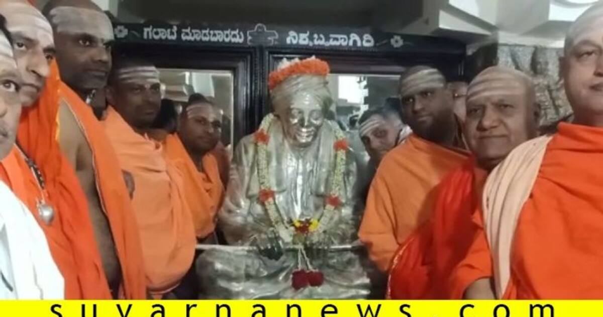 | pooja offered to Shivakumar swamy silver sculpture in tumakuru