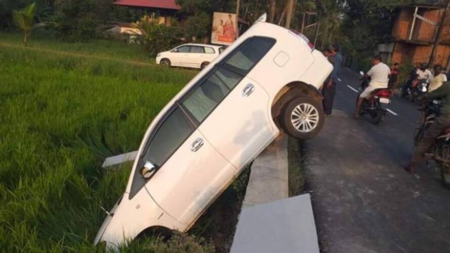 ഇന്നോവ കാർ നിയന്ത്രണം വിട്ട് പാടത്തേക്ക് തലകുത്തി മറിഞ്ഞു | innova car ...