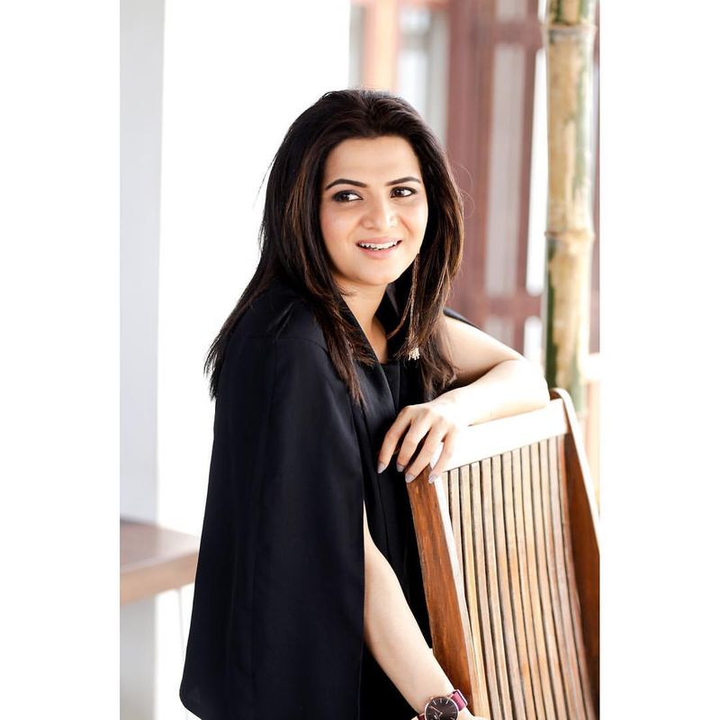 பாலாடை மேனியில் பளபளக்கும் டி.டி... வாரம் ஒருமுறை எதில் குளிக்கிறார் ...