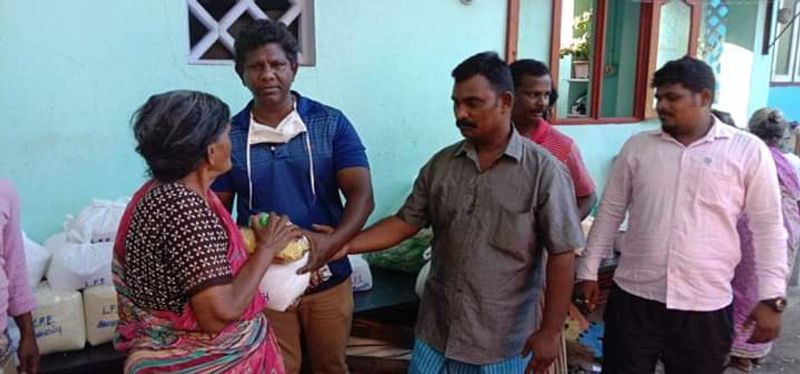 கஷ்டப்படும் 250 குடும்பத்திற்கு மளிகை பொருட்கள் கொடுத்து உதவிய வில்லன் ...