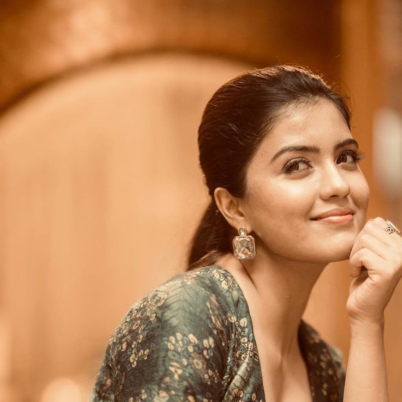 தெத்து பல் சிரிப்பால் ரசிகர்களை கிறங்கடிக்கும் மாயக்காரி பிகில் அம்ரிதா ஐயரின் க்யூட்