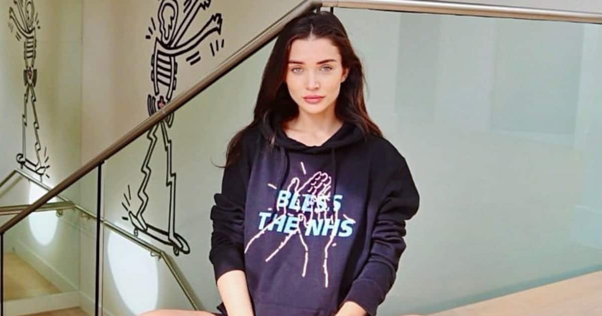 ஊரடங்கில் யோகா செய்து நேரத்தை கழிக்கும் எமி ஜாக்சன் புகைப்படங்கள் உள்ளே ...