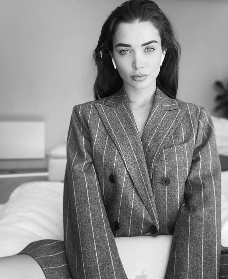 ஊரடங்கில் யோகா செய்து நேரத்தை கழிக்கும் எமி ஜாக்சன் புகைப்படங்கள் உள்ளே ...