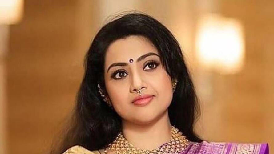 கிளாமர் ஹீரோயின்களை பார்த்து பொறாமயைாக இருக்கும்..மீனாவின் கலகலப்பான பேட்டி