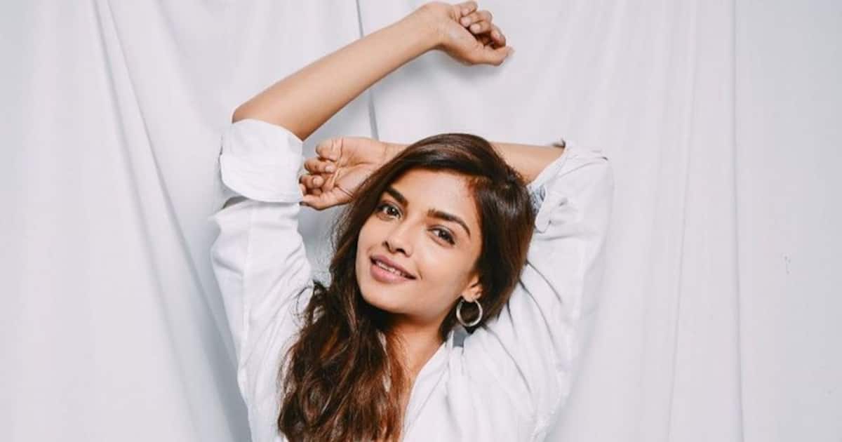 அழகு அழகாய் போஸ் கொடுத்து அசத்தும் ஆஷ்னா... மார்டன் டிரஸில் மனதில் ...