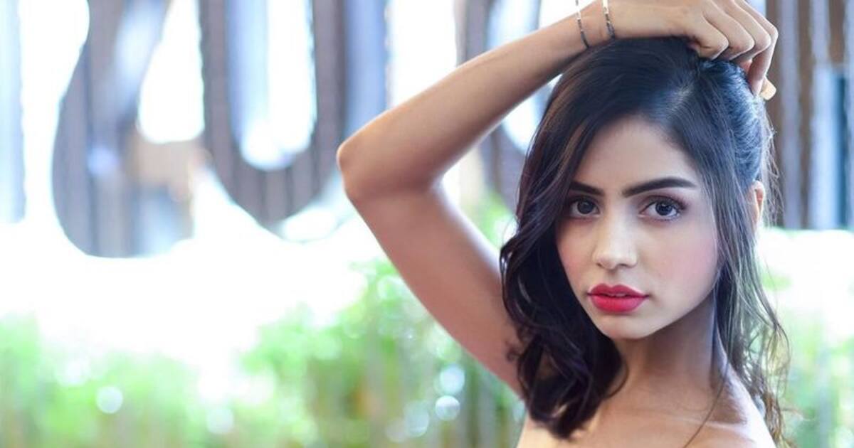 டு பிஸில் தூளாக போஸ் கொடுக்கும் நைஈஷா படு கிளமெர் புகைப்படங்கள் உள்ளே ...