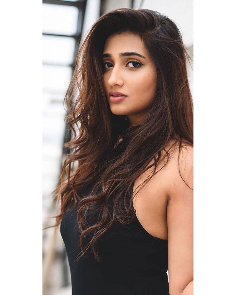 அசால்ட் லுக்கில் அனைவரையும் ஈர்க்கும் நடிகை ப்ரியாவின் போட்டோ கேலரி ...