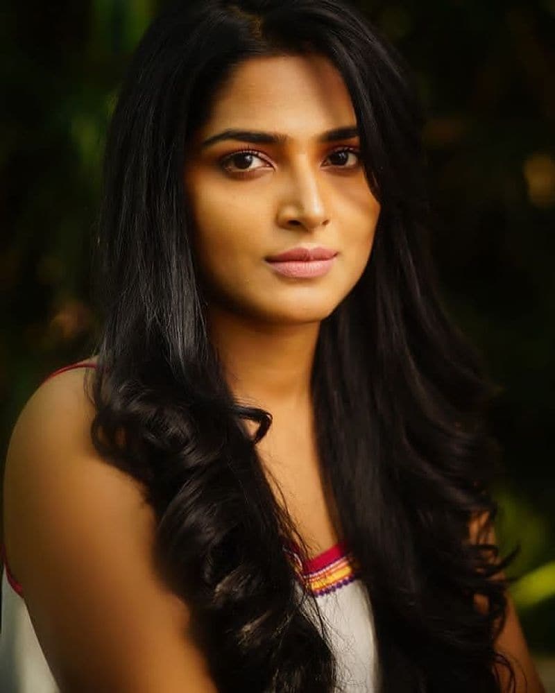 அழகில் அனைவரையும் மிஞ்சும் அனகா இதுவரை யாரும் பார்த்திடாத புகைப்படங்கள் ...