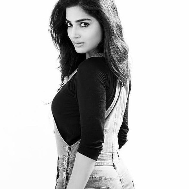 அழகில் அனைவரையும் மிஞ்சும் அனகா இதுவரை யாரும் பார்த்திடாத புகைப்படங்கள் ...