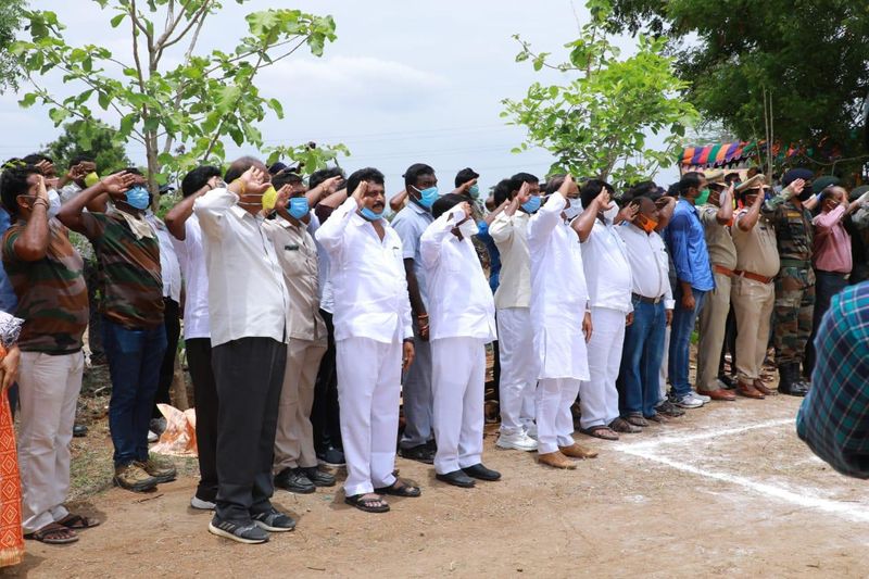 వీరుడా.. వెళ్లిరా... శోక సముద్రంలో సంతోష్ సతీమణి (అంతిమయాత్ర ఫొటోలు ... వీరుడా.. వెళ్లిరా... శోక సముద్రంలో సంతోష్ సతీమణి (అంతిమయాత్ర ఫొటోలు ...