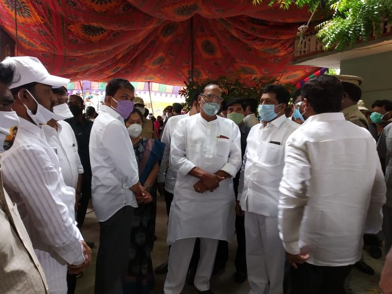 వీరుడా.. వెళ్లిరా... శోక సముద్రంలో సంతోష్ సతీమణి (అంతిమయాత్ర ఫొటోలు ... వీరుడా.. వెళ్లిరా... శోక సముద్రంలో సంతోష్ సతీమణి (అంతిమయాత్ర ఫొటోలు ...