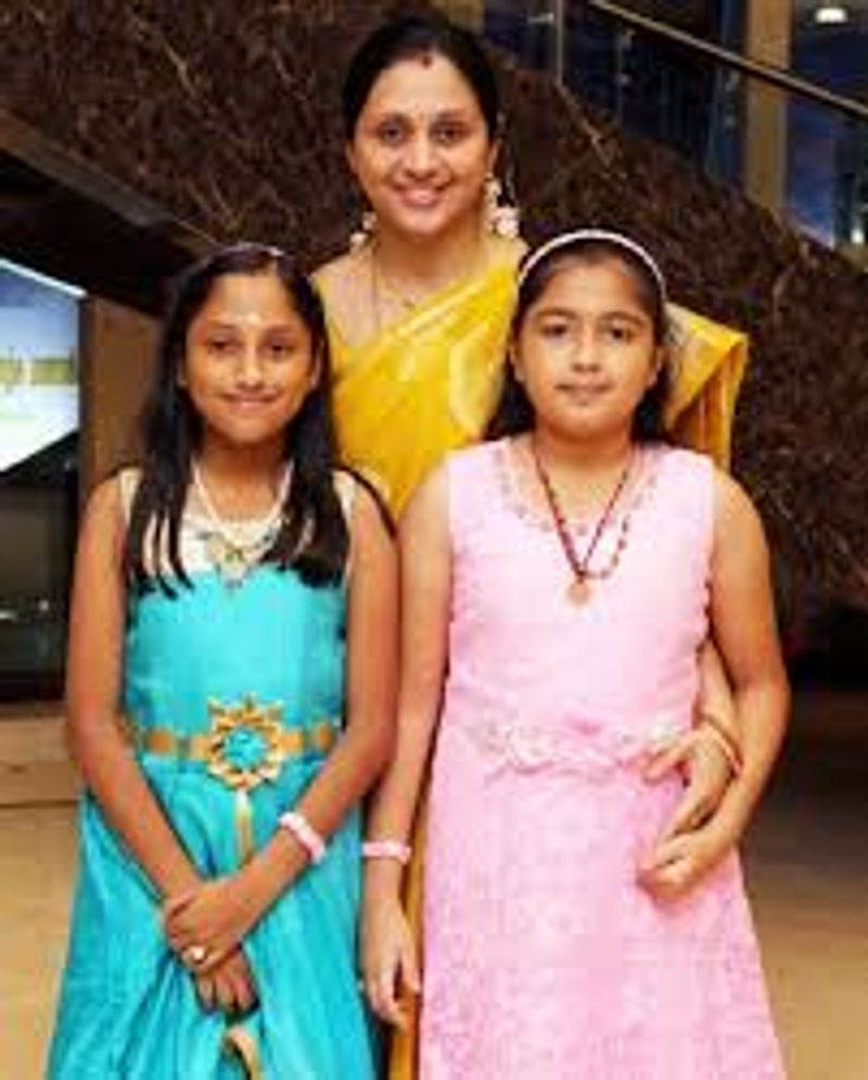 அப்பாவை போல் ஒரு பொண்ணு... அம்மாவை போல் ஒரு பொண்ணு... தேவயாணி மகள்களின் ...