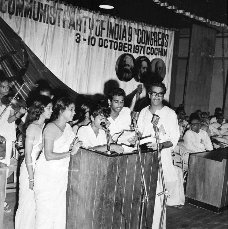 അനന്തതയിലേക്ക് മിഴിനട്ട ബഷീര്‍ മുതല്‍ നിഷ്‍കളങ്കതയുടെ ചിരിചൂടി ...