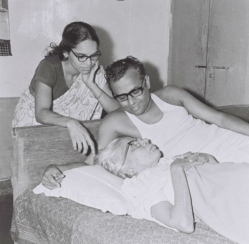 അനന്തതയിലേക്ക് മിഴിനട്ട ബഷീര്‍ മുതല്‍ നിഷ്‍കളങ്കതയുടെ ചിരിചൂടി ...