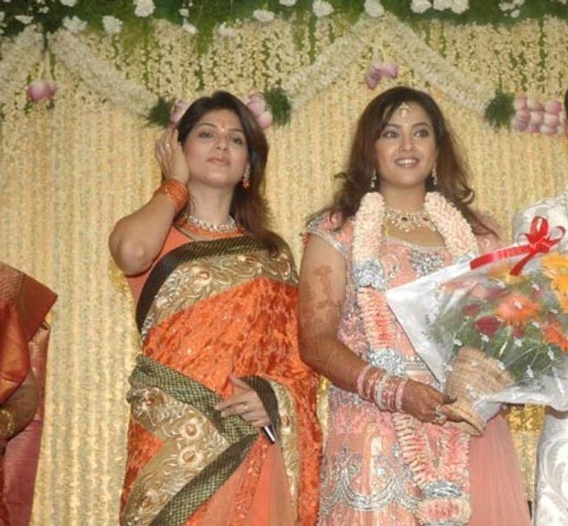 நடிகை மீனாவின் திருமண புகைப்படங்கள் ஒரு பார்வை..! மணப்பெண்ணாக மேடையில் ...