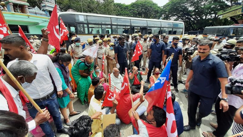 "അനീതി അനീതി, ന്യായം വേണം"; രാജ്യമെങ്ങും പ്രതിഷേധമുയര്‍ത്തി കര്‍ഷകര് ...