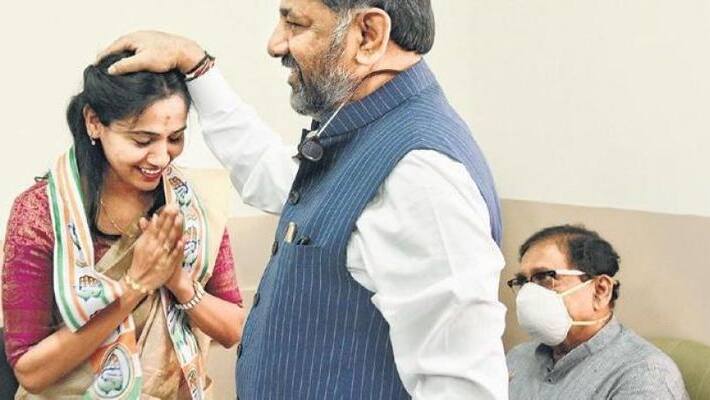 Karnataka bypolls: Late IAS officer DK Ravi’s wife Kusuma joins Congress