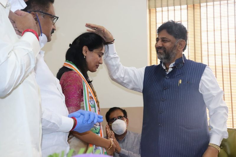 Karnataka bypolls: Late IAS officer DK Ravi’s wife Kusuma joins Congress