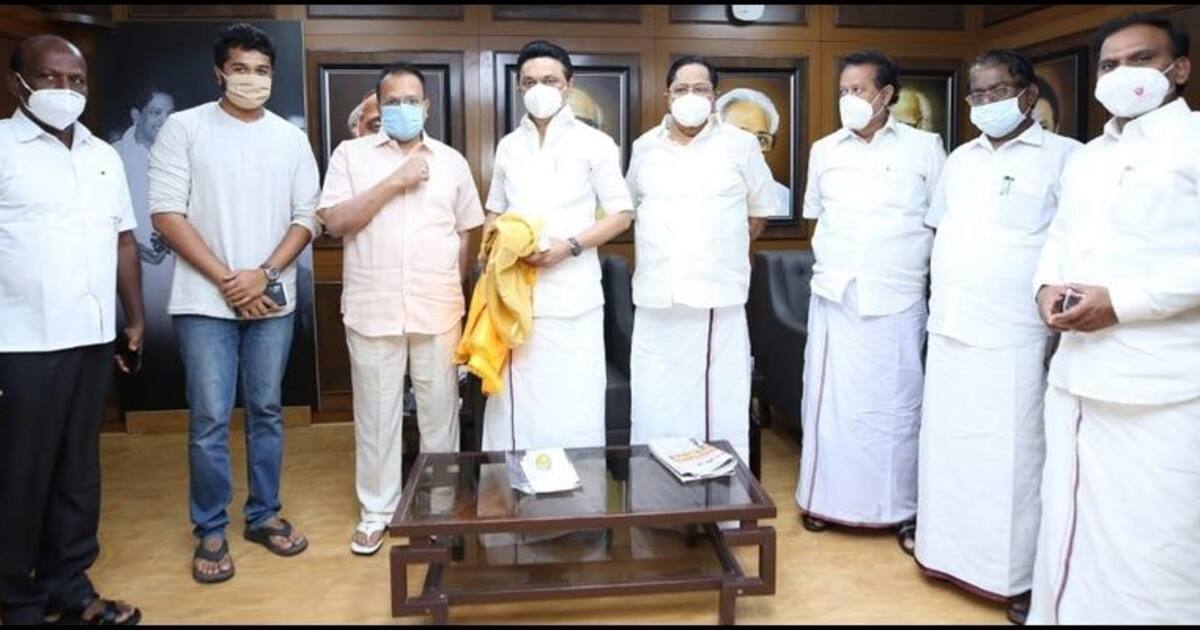 பழம்பெரும் நடிகர் மற்றும் அதிமுக அரசியல்வாதியின் மகன் திமுகவில் ...