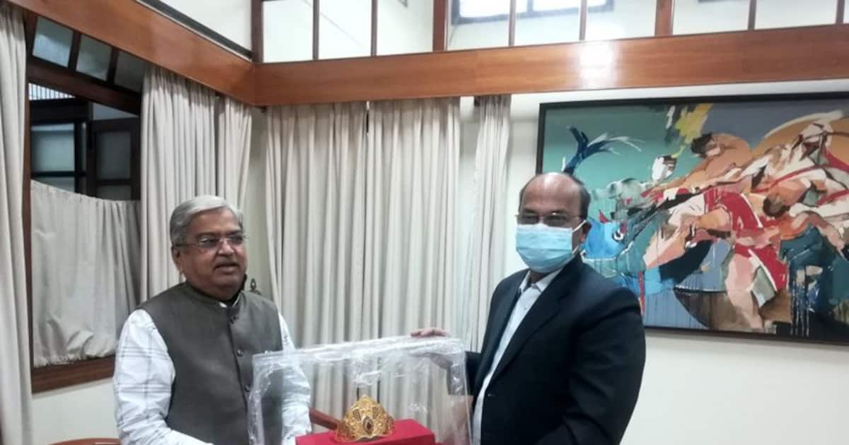 Karnataka DyCM Govind Karjol donates 140-gram gold crown gifted to him ...
