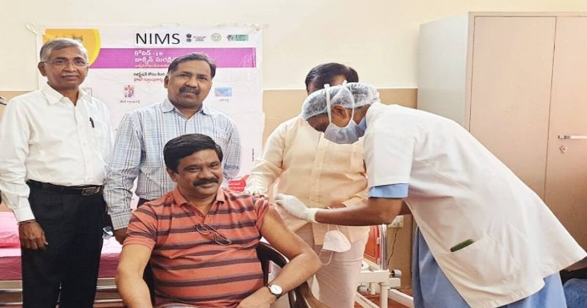 కోవిడ్ వ్యాక్సిన్ తీసుకున్న మంత్రి వేముల ప్రశాంత్ రెడ్డి దంపతులు ...