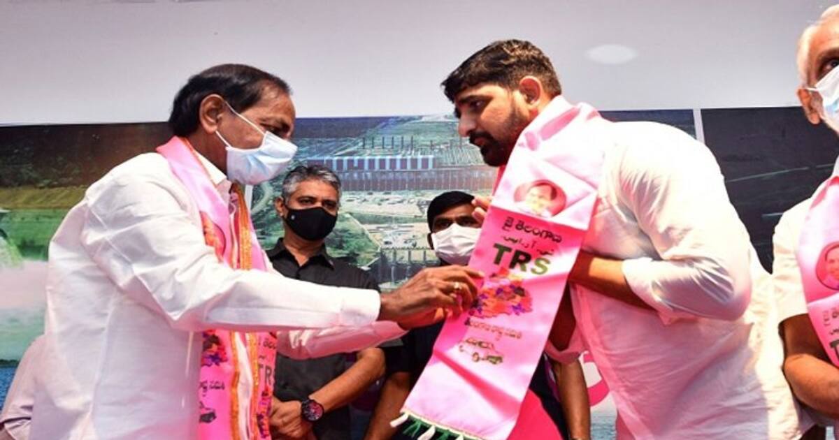 టీఆర్ఎస్‌లో చేరిన కౌశిక్ రెడ్డి: గులాబీ కండువా కప్పిన కేసీఆర్ | koushik ...