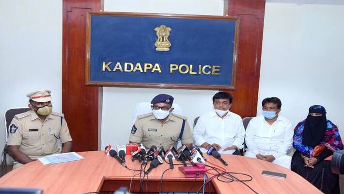 అక్బర్ పాషా కుటుంబాన్ని కాపాడిన కడప పోలీసులు.. | Kadapa district police ...