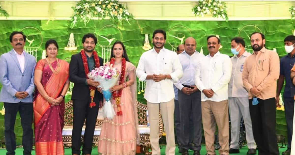 కొత్త దంపతులను ఆశీర్వదించిన సీఎం జగన్‌ (వీడియో) | ap cm ys jagan mohan ...