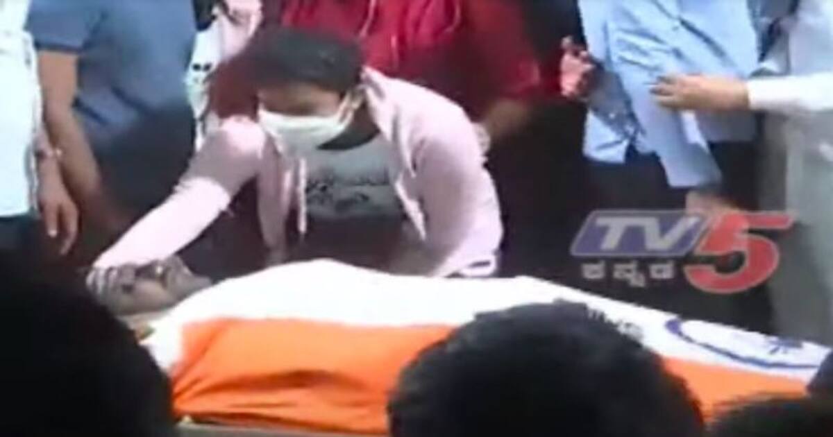 ಅಮೆರಿಕಾದಿಂದ ಬಂದು ಅಪ್ಪನ ತಲೆ ಸವರಿ ಅಂತಿಮ ದರ್ಶನ ಪಡೆದ ಪುತ್ರಿ ಧೃತಿ | daughter ...