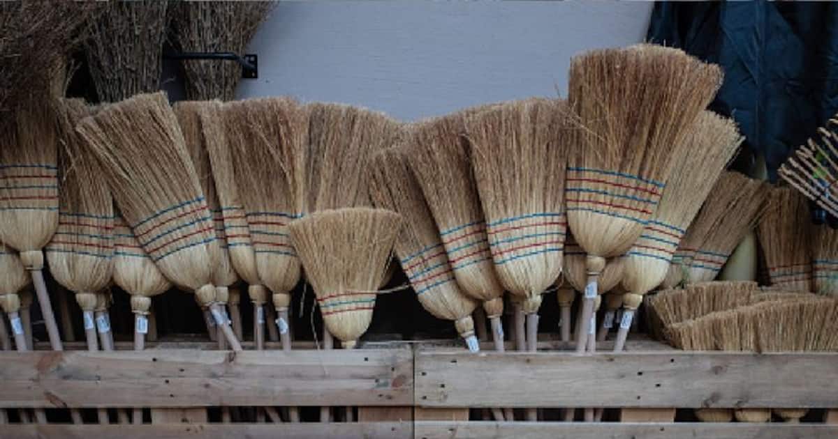 బాపురే! చీపుర్లలో కోట్ల విలువైన హెరాయిన్..