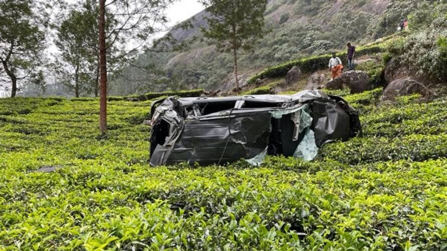 മൂന്നാറിൽ വാഹനം 150 അടി താഴ്ചയിലേക്ക് മറിഞ്ഞ് ഗുരുവായൂ‍ സ്വദേശിക്ക് ...