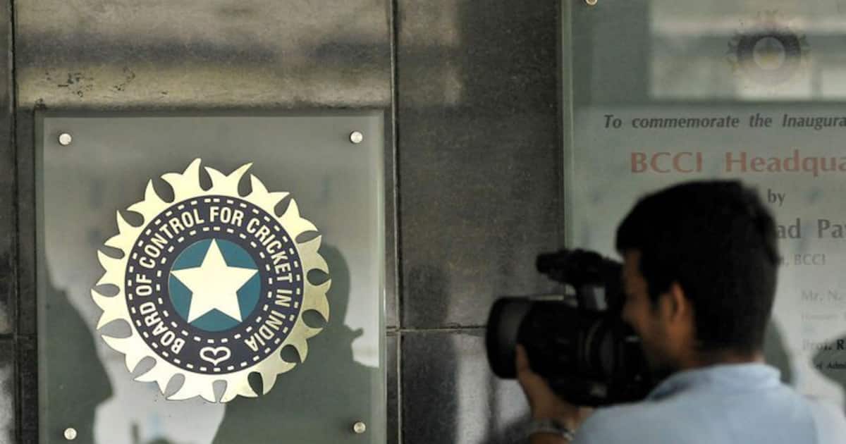 'Top BCCI official' forcefully attending IPL meetings? Fans demand name