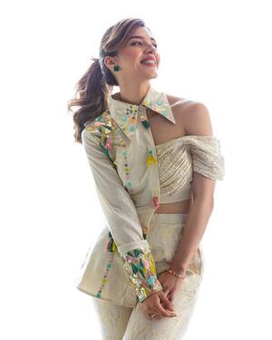 అట్రాక్టివ్ వేర్ లో ‘ఎఫ్3’ బ్యూటీ స్టన్నింగ్ స్టిల్స్.. గ్లామర్ షోతో ...