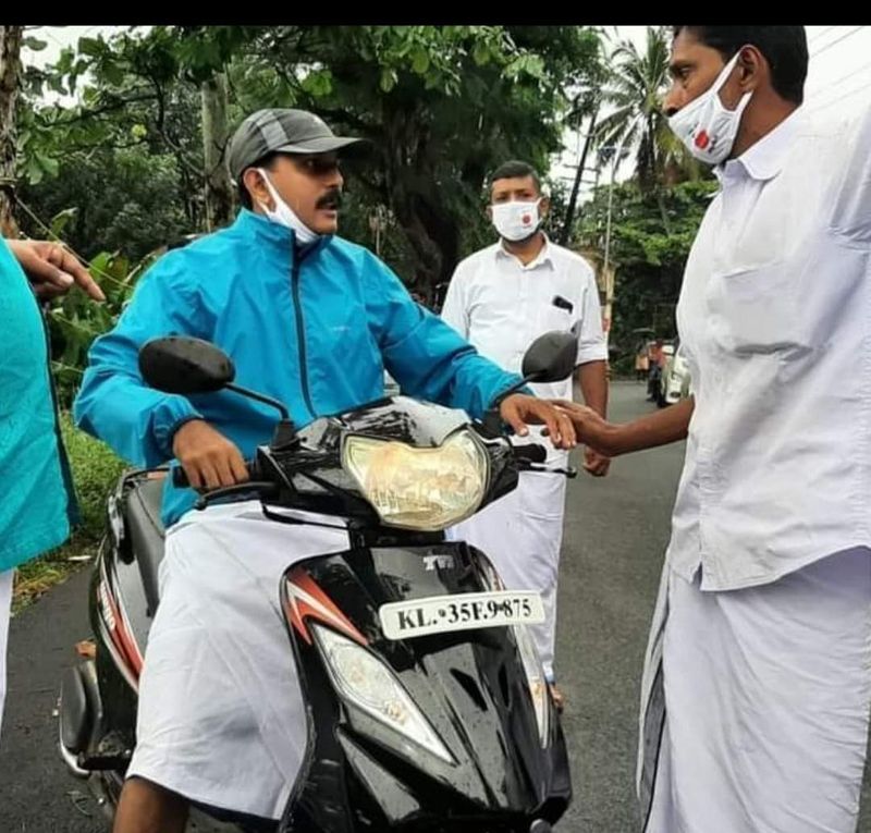 ഹെല്‍മറ്റില്ലാതെ സജി ചെറിയാന്‍; 'പെറ്റിയടച്ചേ മതിയാകൂ' എന്ന് ഷോണ്‍ ജോര് ...