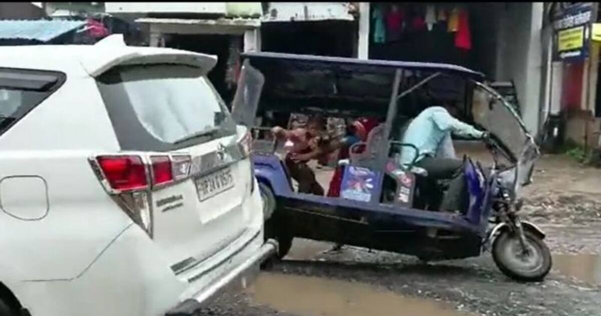 UP civic apathy: E-Rickshaw overturns next to VIP convoy on potholed road, officials don't stop