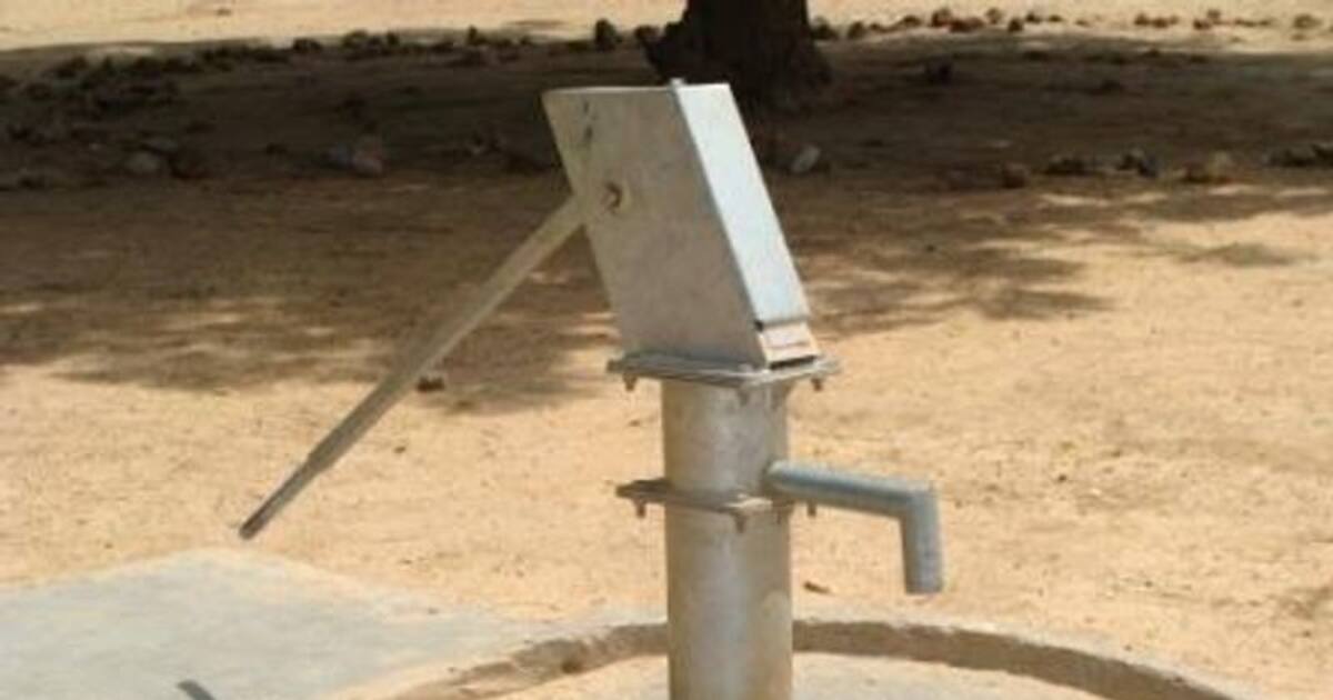 ഗ്രാമത്തിലെത്തി ഹാന്‍റ് പമ്പ് കുലുക്കി നോക്കിയ പൊലീസ് ഞെട്ടി, വെള്ളമല്ല ...