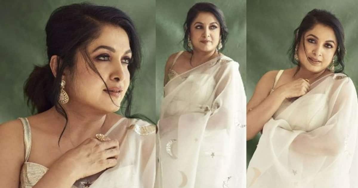 స్లీవ్‌లెస్‌ బ్లౌజ్‌, వైట్‌ శారీలో రమ్యకృష్ణ దుమ్మురేపే పోజులు.. లేట్ ...