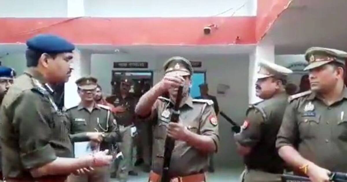 Viral Video: UP Police officer does not know how to load a gun; inserts ...