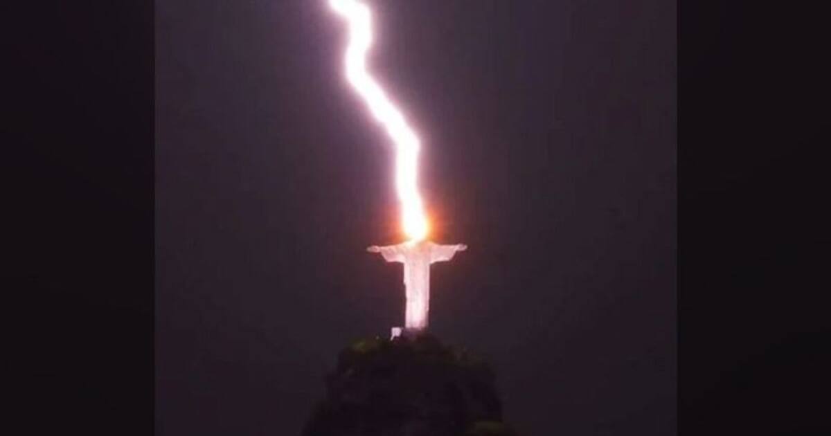 Lightning strikes Christ the Redeemer statue in Brazil's Rio de Janeiro ...