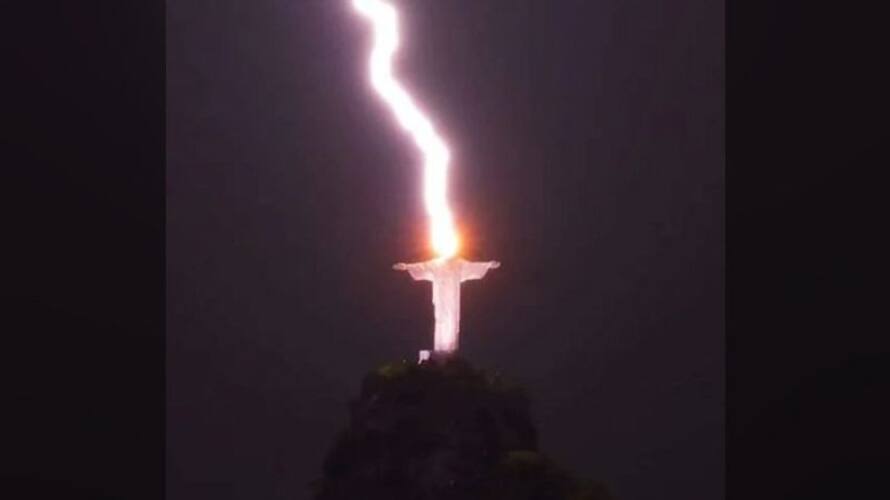 Lightning strikes Christ the Redeemer statue in Brazil's Rio de Janeiro ...