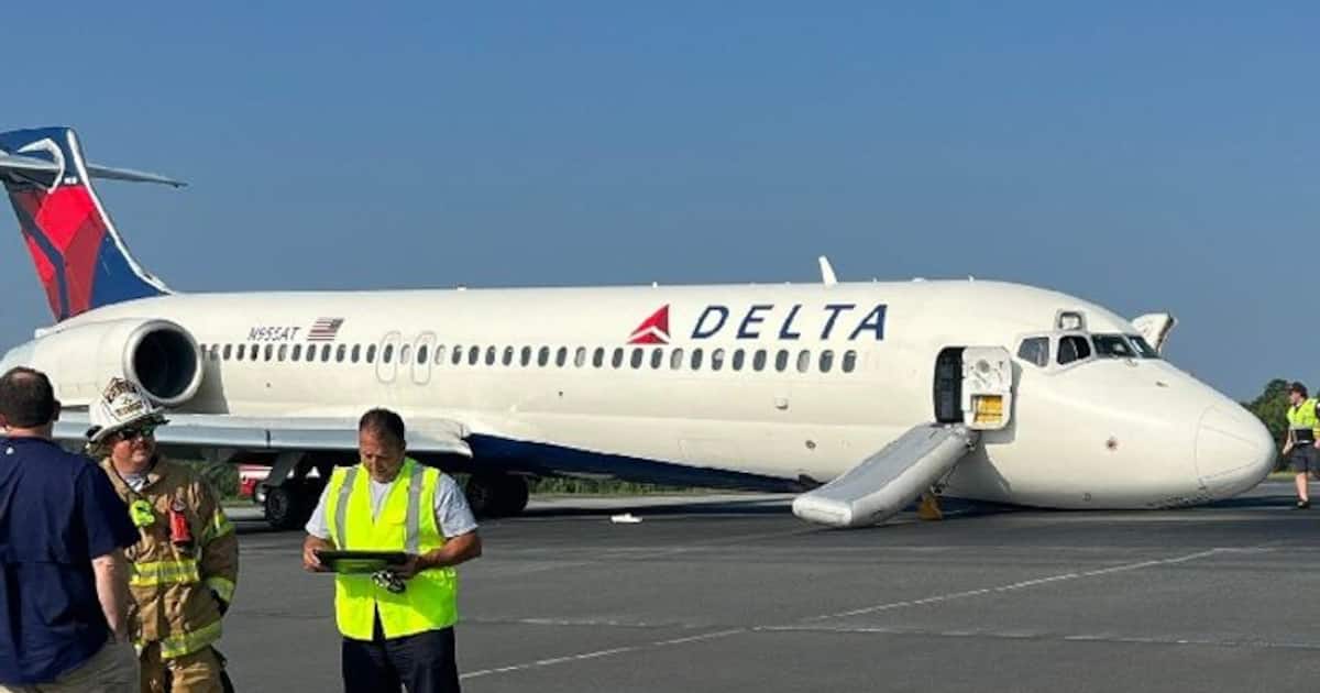 Dramatic: Delta Boeing 717 with 96 passengers aboard lands 'smoothly' on its NOSE - WATCH