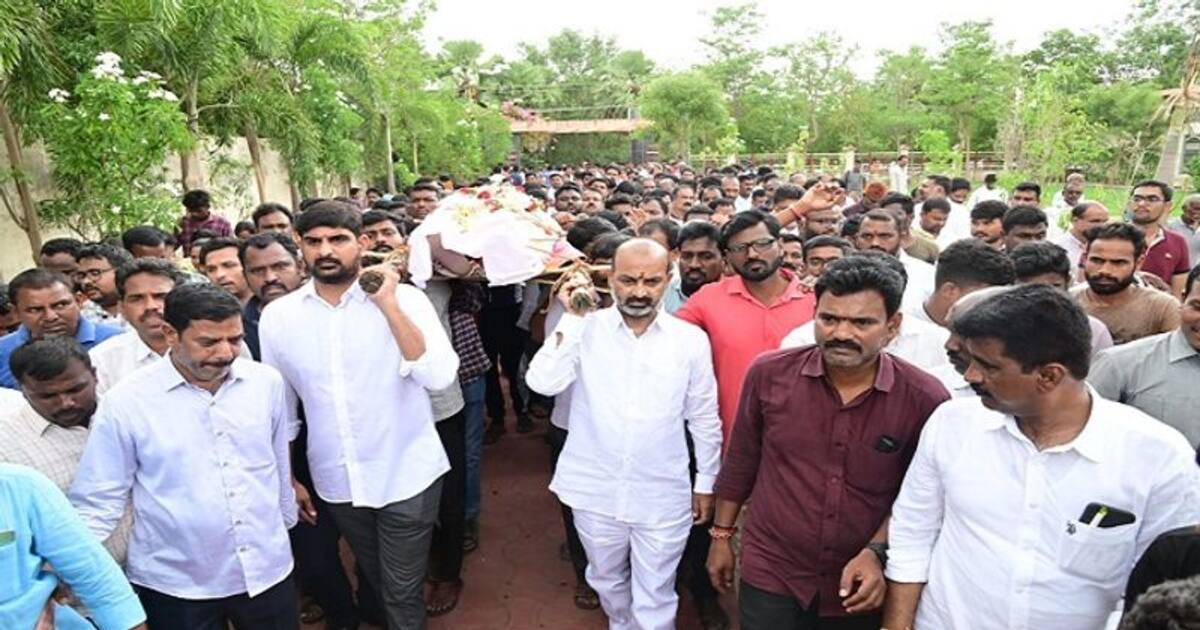 పక్కపక్కనే నిలబడి సన్నిహితుడి పాడె మోసిన బండి సంజయ్, పాడి కౌశిక్ రెడ్డి...