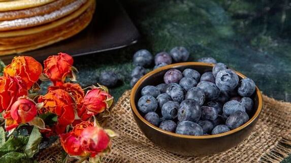 5 Skin benefits of eating Blueberries daily